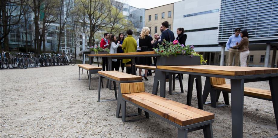 Des tables à pique-nique urbaines installées dans les parcs de Montréal ...